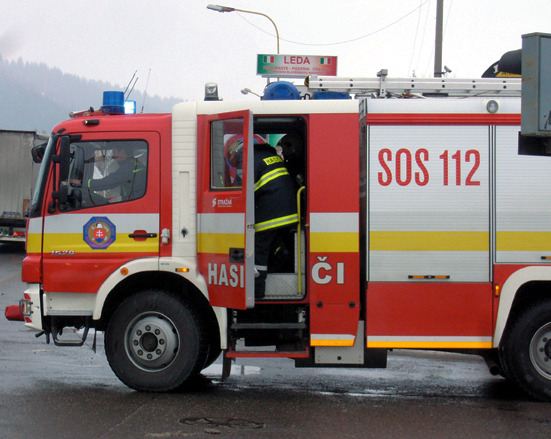 Pri nehode autobusu a osobného vozidla sa zranilo sedem osôb ...
