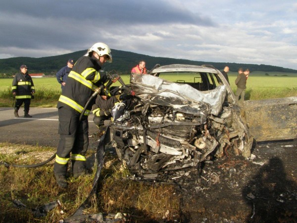 Dopravná nehoda pri Nitre si vyžiadala 2 ľudské životy, Ministerstvo vnútra SR - Hasiči a záchranári