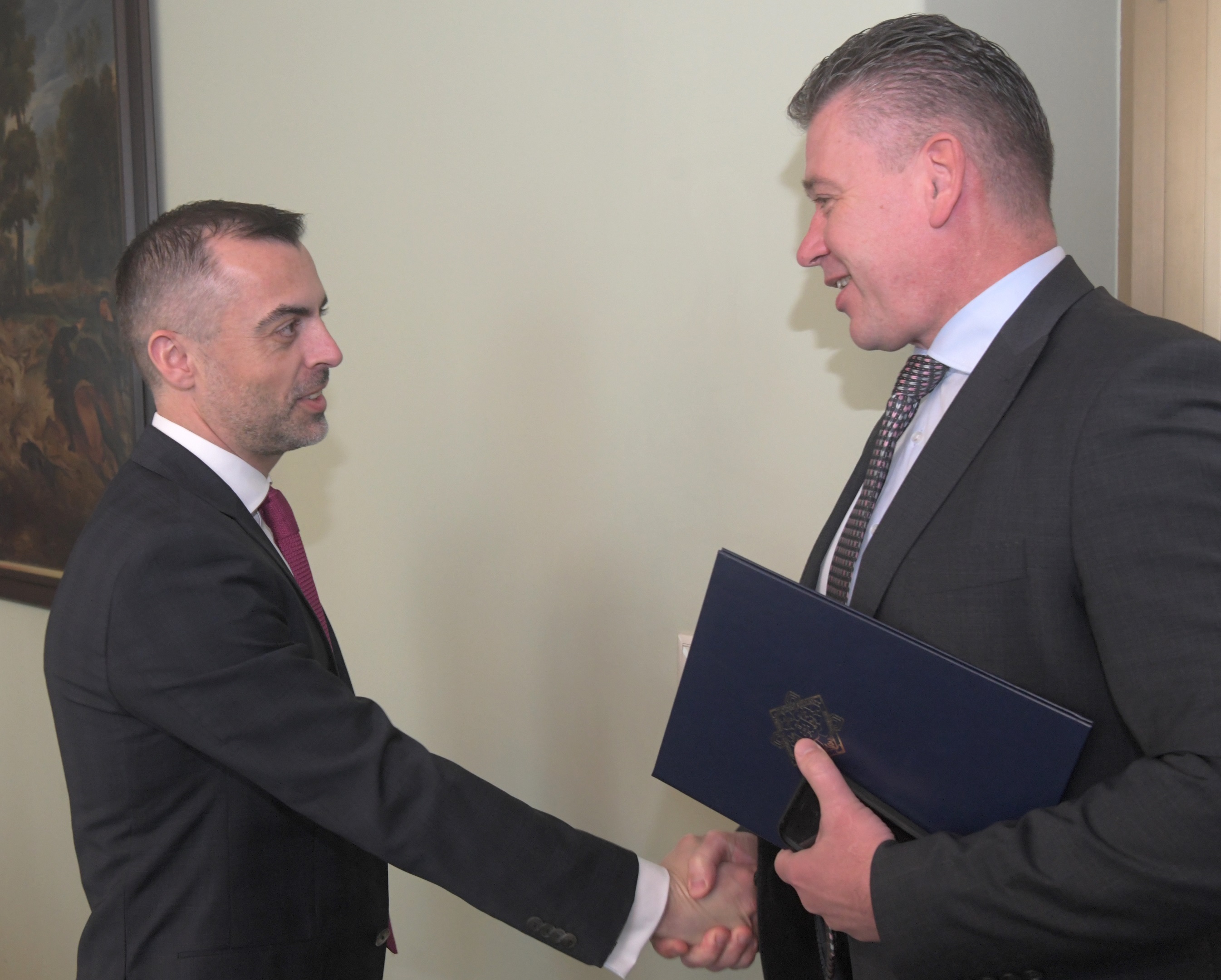 Minister vnútra Roman Mikulec rokoval s mimoriadnym a splnomocneným ...