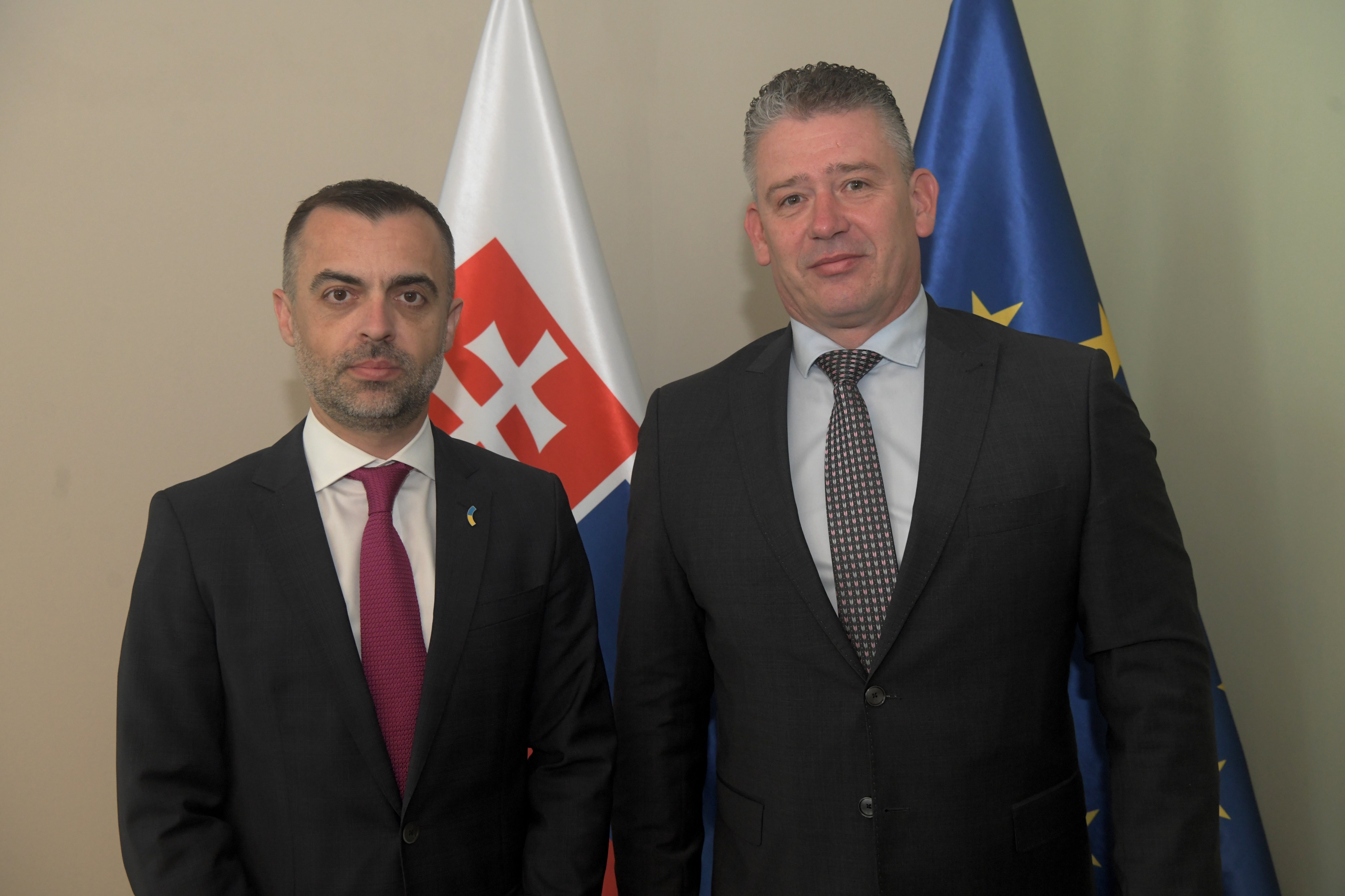 Minister vnútra Roman Mikulec rokoval s mimoriadnym a splnomocneným ...