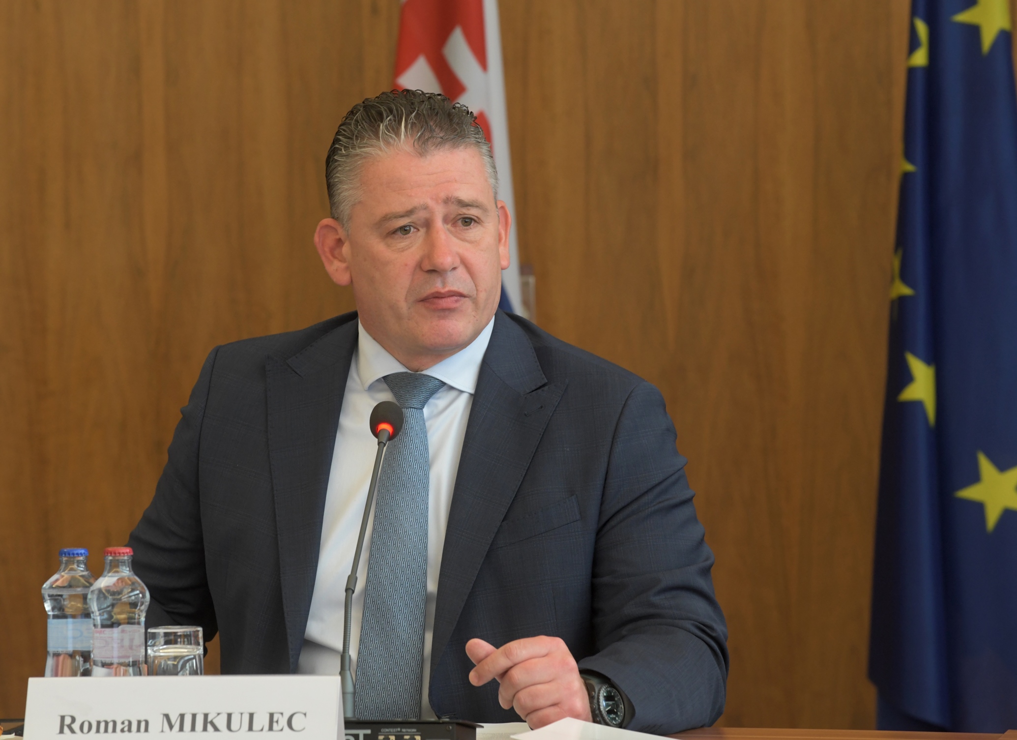 Minister vnútra Roman Mikulec na stretnutí s veľvyslancami poďakoval za ...